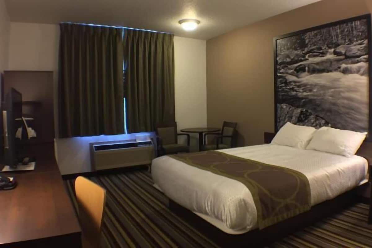 Cofres nos quartos, escrivaninha, espaço de trabalho para notebook