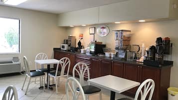 Café da manhã para viagem grátis todos os dias