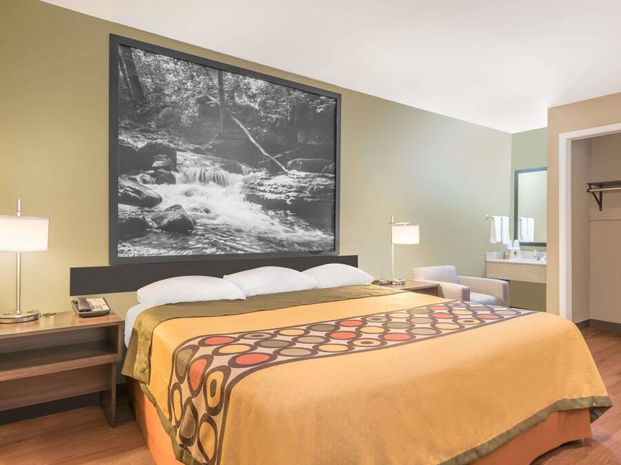 Secretária, cortinas/cortinados opacos, ferro/tábua de engomar