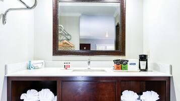 Quarto, 2 camas Queen, para não fumantes | Banheiro | Chuveiro/banheira combinados, produtos de toalete grátis