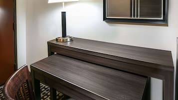 Escrivaninha, camas extras/dobráveis (sobretaxa), Wi-Fi de cortesia