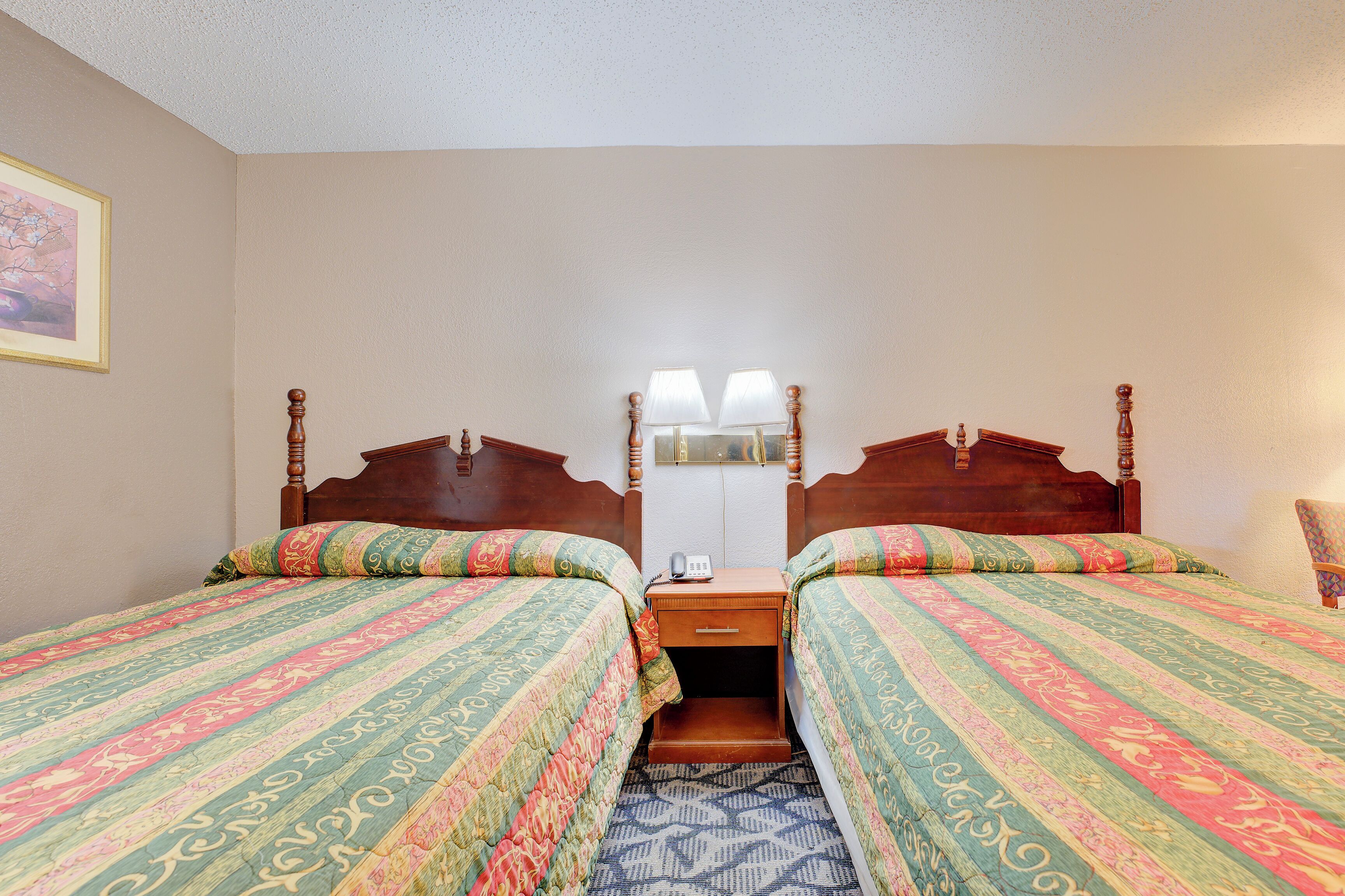 Quarto, 2 camas queen-size, fumadores | Ferro/tábua de engomar, Wi-fi grátis, roupa de cama fornecida 