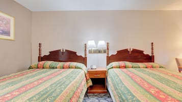Quarto, 2 camas queen-size, fumadores | Ferro/tábua de engomar, Wi-fi grátis, roupa de cama fornecida