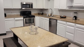 Suíte família, 2 camas Queen, para não fumantes | Cozinha privada | Geladeira grande, micro-ondas, cafeteira/chaleira, freezer