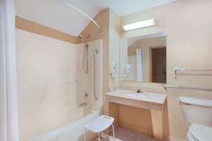 Secador de cabelo, toalhas de banho, sabonete, shampoo