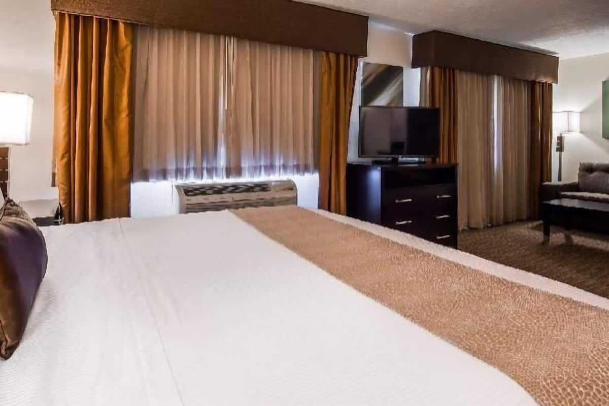 Escrivaninha, cortinas blackout, ferros/tábuas de passar roupa