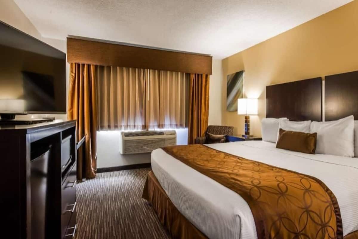 Escrivaninha, cortinas blackout, ferros/tábuas de passar roupa