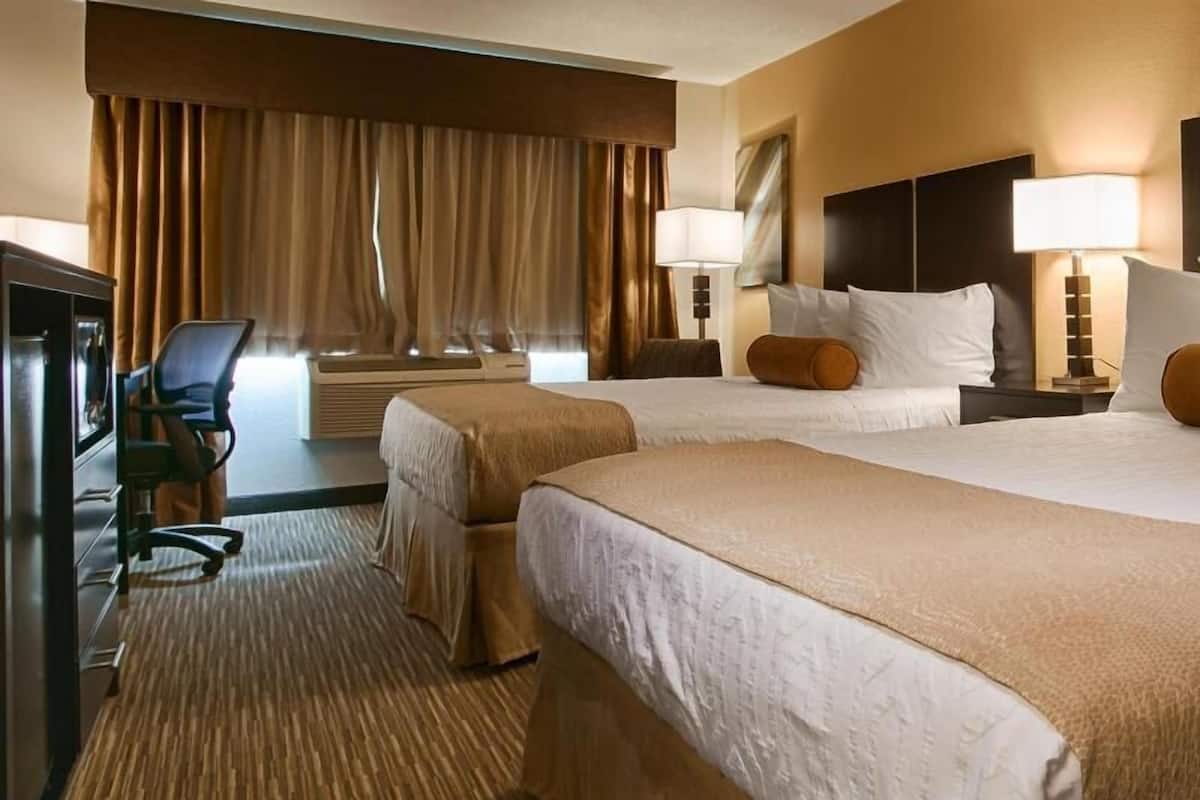 Escrivaninha, cortinas blackout, ferros/tábuas de passar roupa