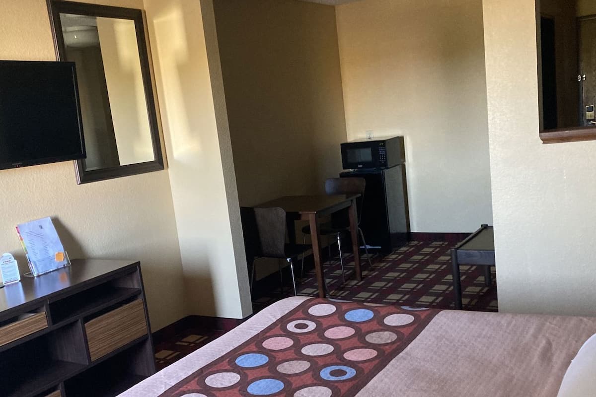 Escrivaninha, espaço de trabalho para notebook, cortinas blackout