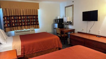 Quarto, não fumadores (2 Full Beds) | Secretária, ferro/tábua de engomar, Wi-fi grátis