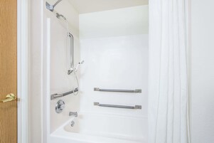 Quarto Standard, 1 cama queen-size, acessível, não fumadores (Mobility Accessible) | Casa de banho | Artigos de higiene pessoal grátis, toalhas fornecidas 