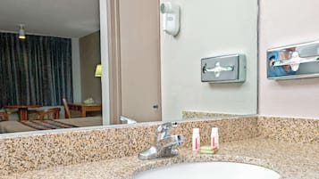 Secador de cabelo, toalhas de banho
