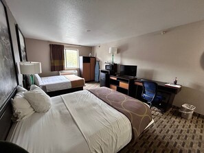 Quarto standard, 2 camas Queen | Escrivaninha, berços grátis, camas extras/dobráveis (sobretaxa)