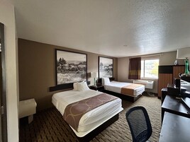 Quarto standard, 2 camas Queen | Escrivaninha, berços grátis, camas extras/dobráveis (sobretaxa)