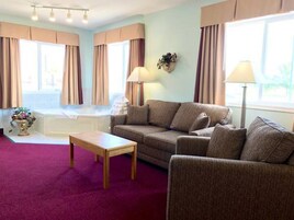 Suíte, 1 cama King, para não fumantes | Área de estar | TV LED