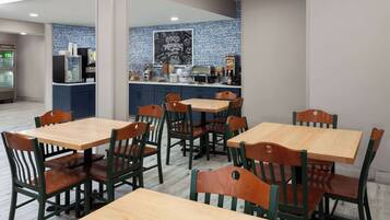 Café da manhã para viagem grátis todos os dias