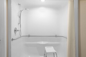 Quarto, 1 cama King, para não fumantes (Mobility) | Banheiro | Produtos de toalete grátis, secador de cabelo, toalhas de banho 