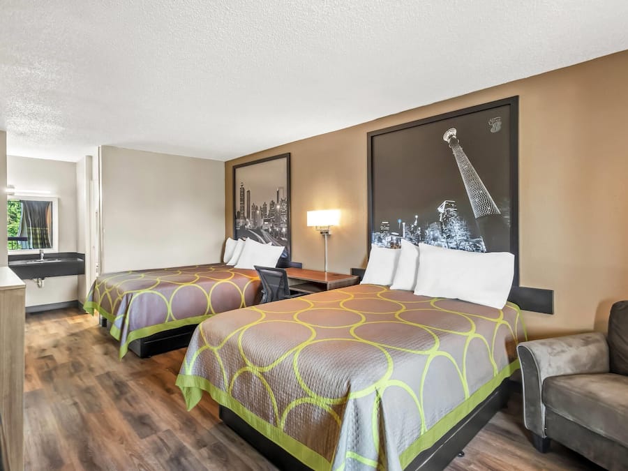 Quarto Duplo, 2 camas de casal | Secretária, ferro/tábua de engomar, berços/camas para crianças grátis