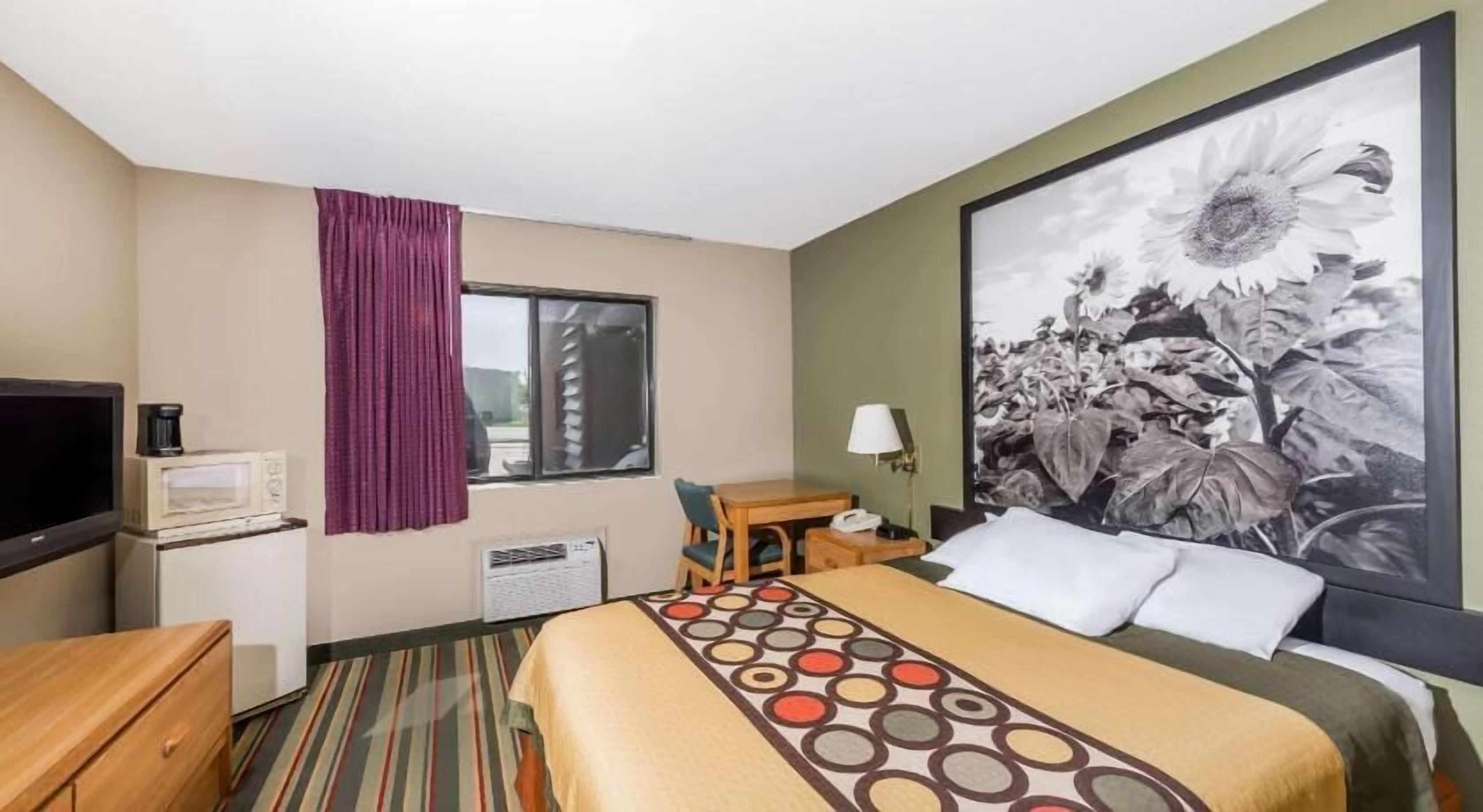 Escrivaninha, cortinas blackout, ferros/tábuas de passar roupa