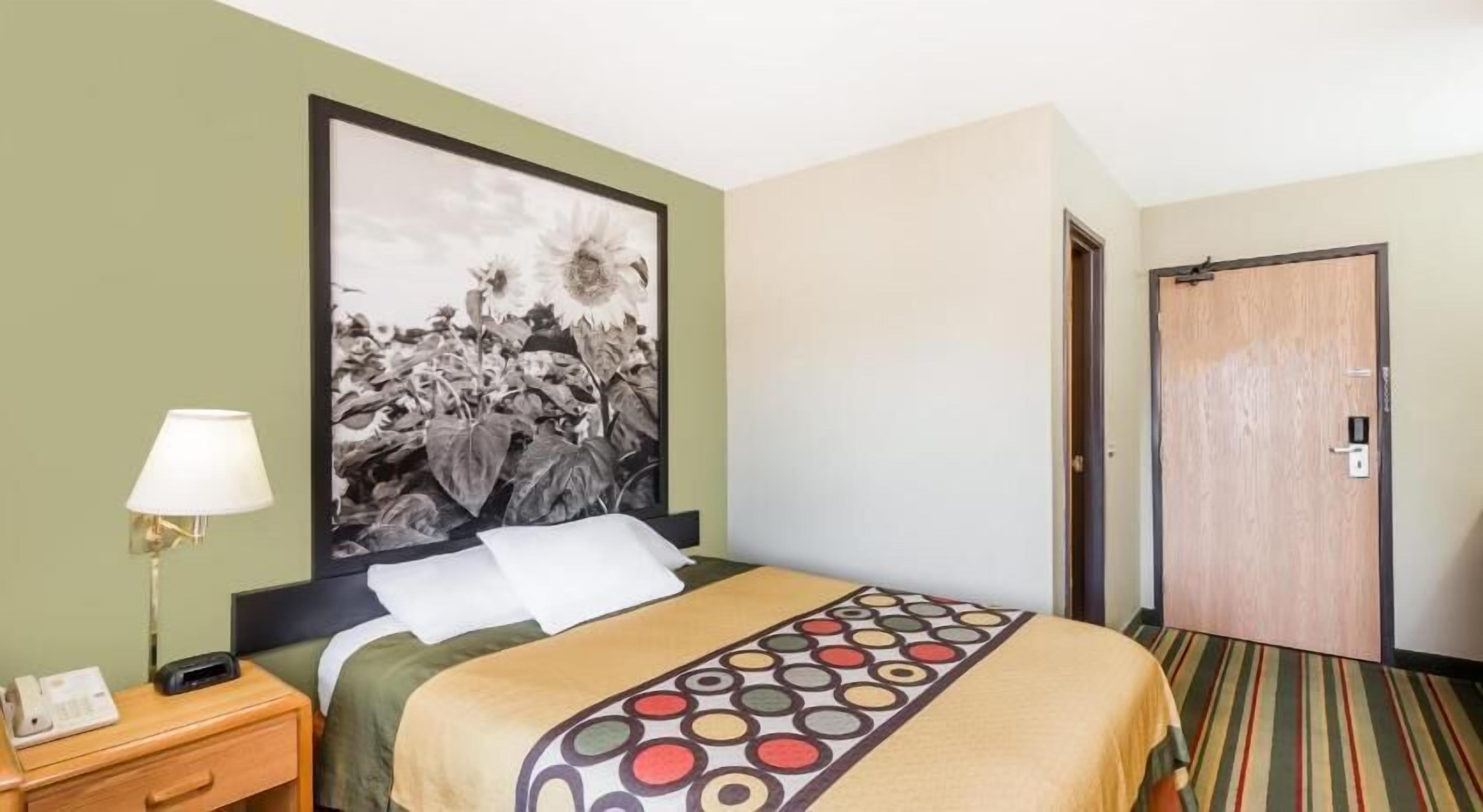 Escrivaninha, cortinas blackout, ferros/tábuas de passar roupa