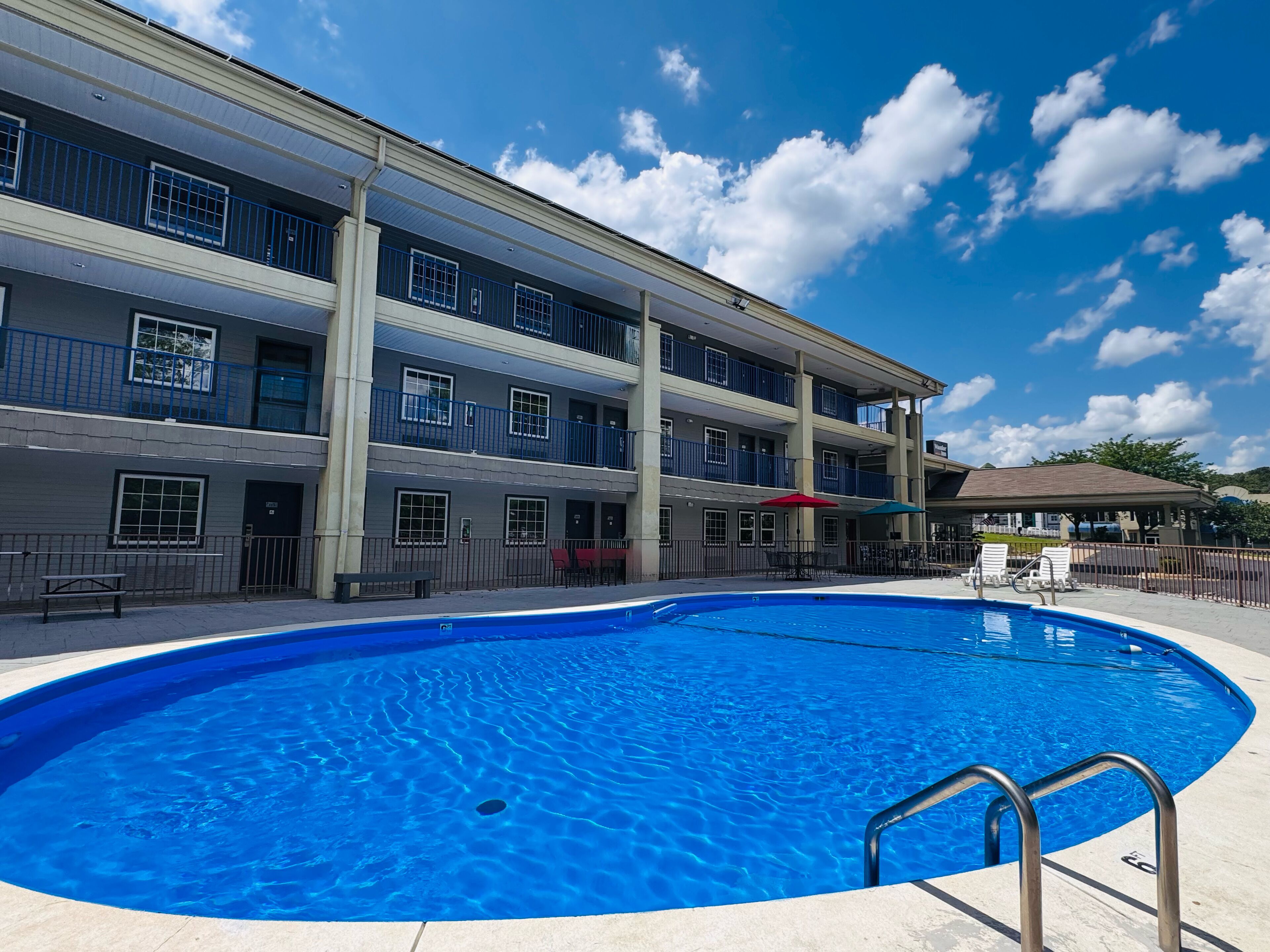 Piscina externa sazonal, funciona das 10h às 23h, guarda-sóis