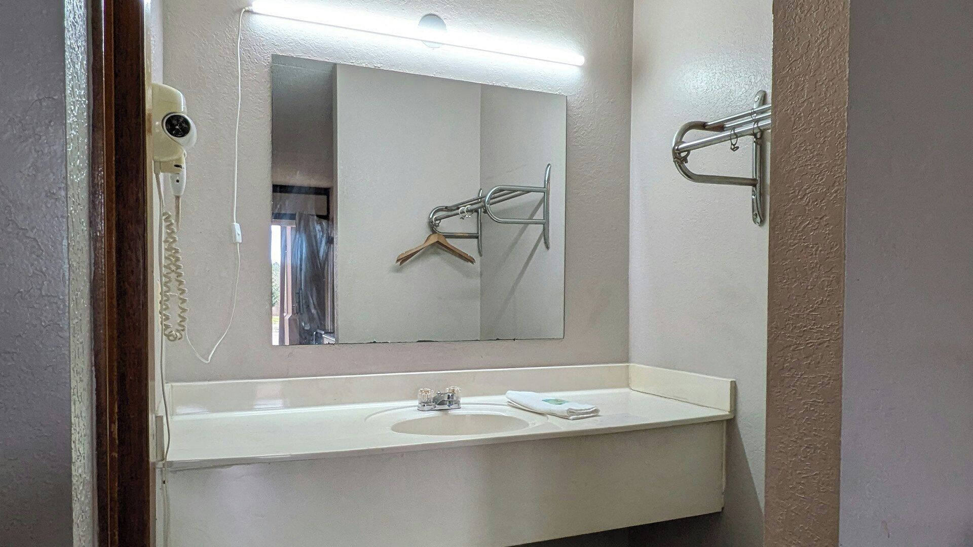 Quarto, 1 cama King, para não fumantes | Banheiro | Chuveiro/banheira combinados, secador de cabelo, toalhas de banho 