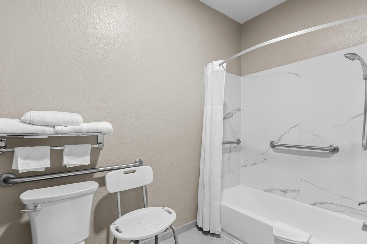 Quarto, 1 cama de casal, acessível, não fumadores (Mobility/Hearing, Tub w/Grab Bars) | Casa de banho acessível para cadeiras de rodas