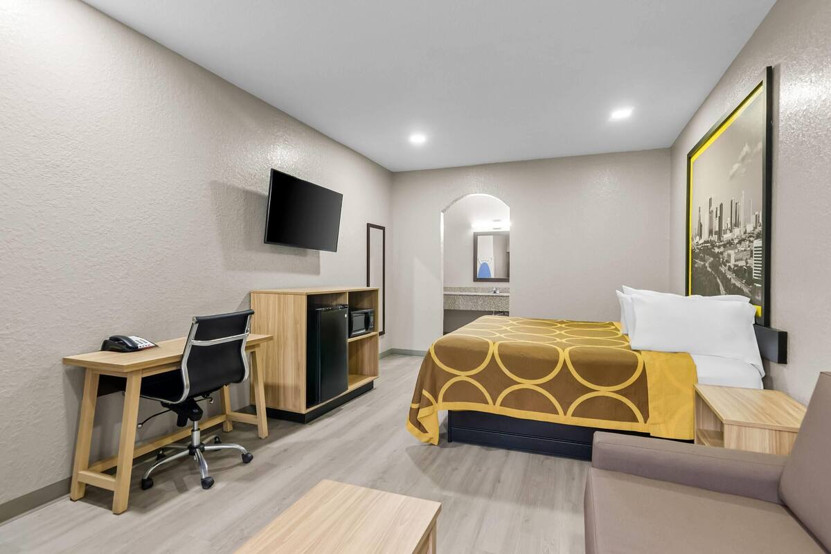 Quarto Standard, 1 cama king-size | Secretária, secretária adequada para computadores portáteis