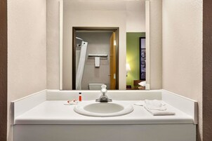 Uma combinação polibã/banheira, uma banheira de imersão total 