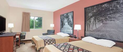 Quarto de hotel com duas camas, uma escrivaninha, uma cadeira, uma televisão e uma janela grande.