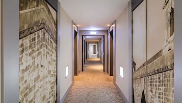 Cofre no quarto, secretária