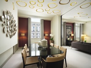 Suite, 1 cama king-size (Opera Separate Lounge/Dining Space) | Sala de jantar