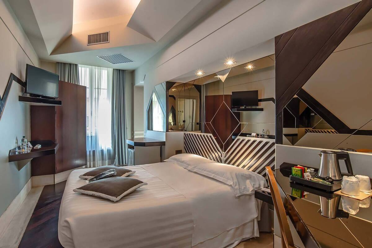Quarto Básico, 1 cama de casal | Roupa hipoalergénica, minibar, cofre no quarto 