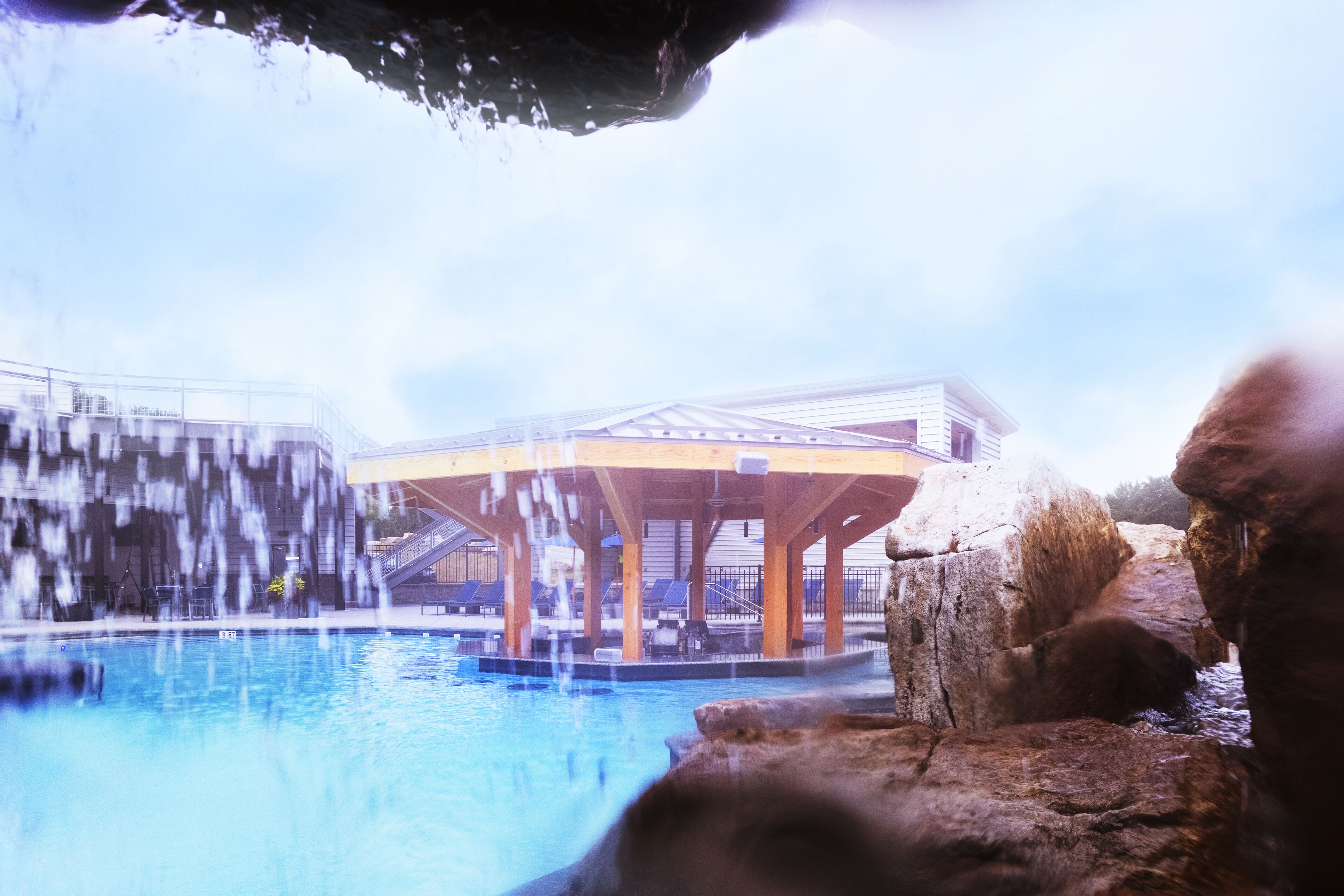 Piscina interior, piscina exterior, toldos (sobretaxa), guarda-sóis 
