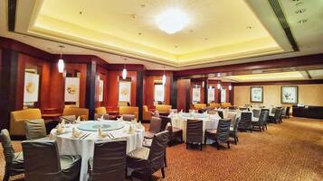 3 restaurantes: opção de café da manhã, almoço e jantar