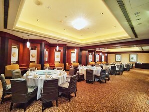 3 restaurantes: servem pequenos-almoços, almoços, jantares e brunches