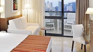 1 quarto, frigobar, cofres nos quartos, escrivaninha