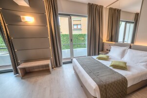 Quarto Duplo ou Twin Deluxe | Minibar, cofre no quarto, secretária, cortinas/cortinados opacos