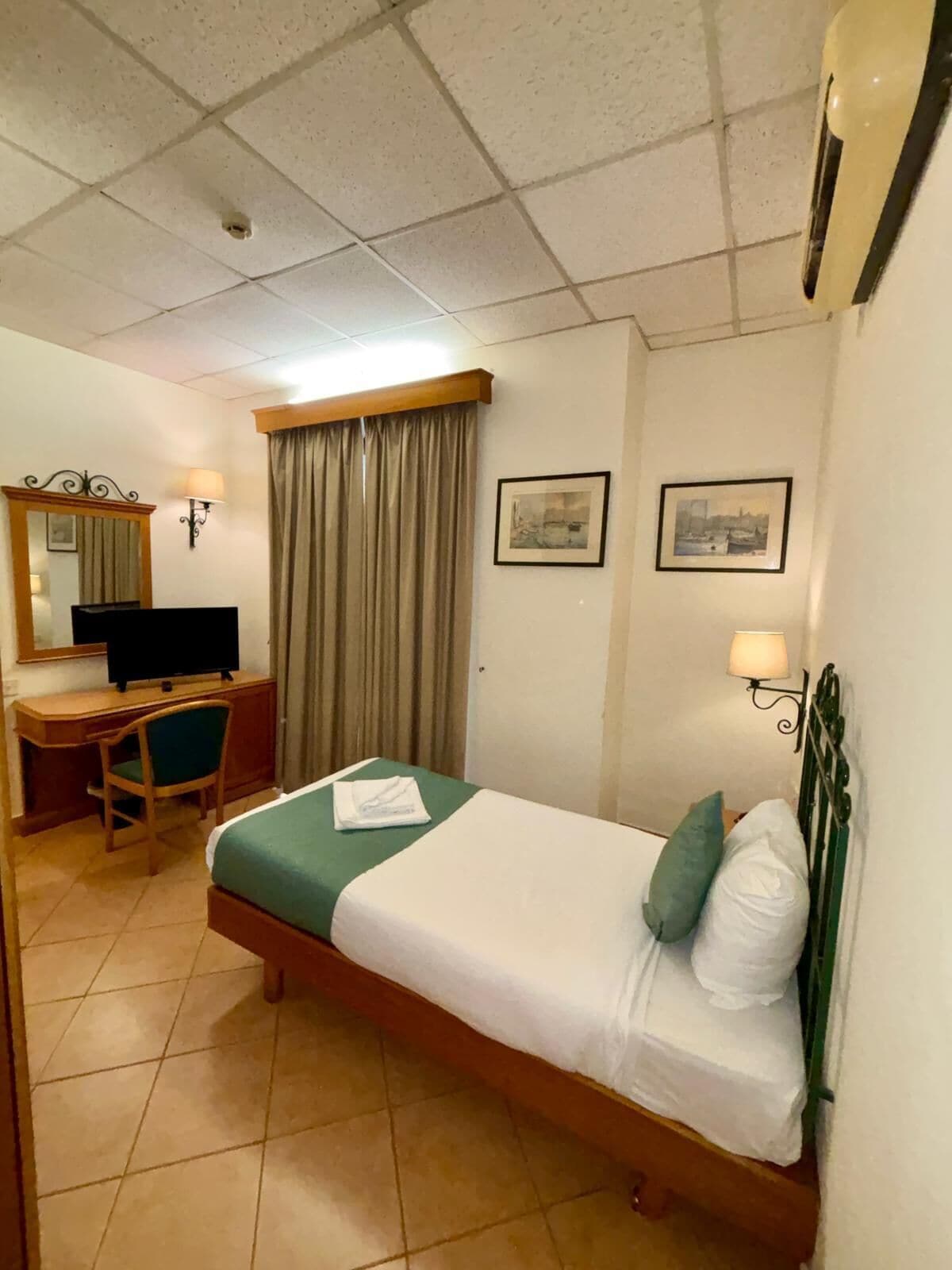 Quarto Individual Standard (Standard) | Minibar, secretária, secretária adequada para computadores portáteis 