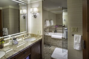 Produtos de toalete grátis, secador de cabelo, roupões de banho 