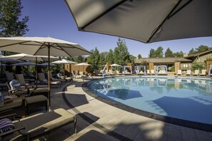 2 piscinas externas, barracas, espreguiçadeiras