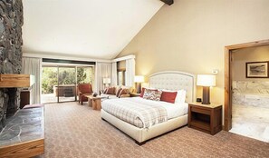 Cofres nos quartos, cortinas blackout, ferros/tábuas de passar roupa