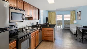 Geladeira, micro-ondas, fogão, cooktop