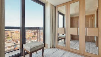 Suite de Luxo | Minibar, cofre no quarto, secretária, cortinas/cortinados opacos