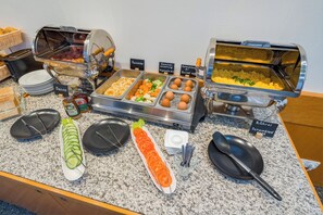 Pequeno-almoço tipo buffet diário (17 EUR por pessoa) 