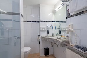 Um polibã, um secador de cabelo, toalhas fornecidas 