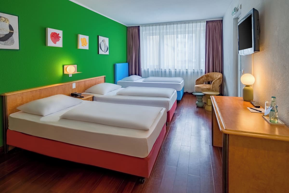 Quarto Familiar | Roupa hipoalergénica, edredões de penas, cofre no quarto, secretária