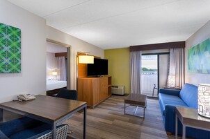 Suite, 1 quarto | Secretária, cortinas/cortinados opacos, ferro/tábua de engomar 