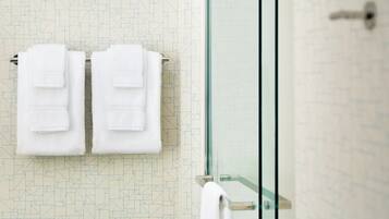 Chuveiro/banheira combinados, produtos de toalete grátis