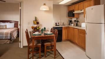 Suite, 2 quartos, cozinha | Cofre no quarto, secretária, ferro/tábua de engomar